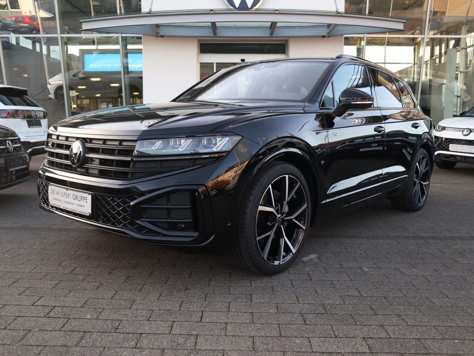 Touareg R-Line Grenadillschwarz Metallic - Wolfert Gruppe